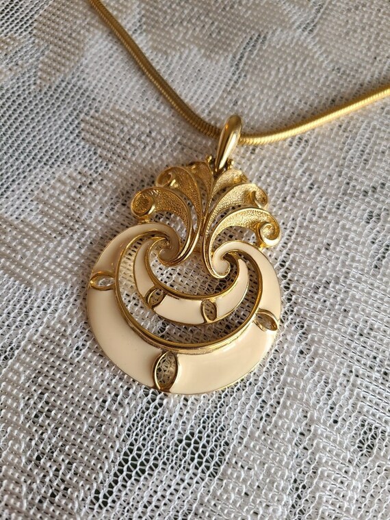 Beautiful Retro J. Jay Gold Tone Pendant Necklace - Gem