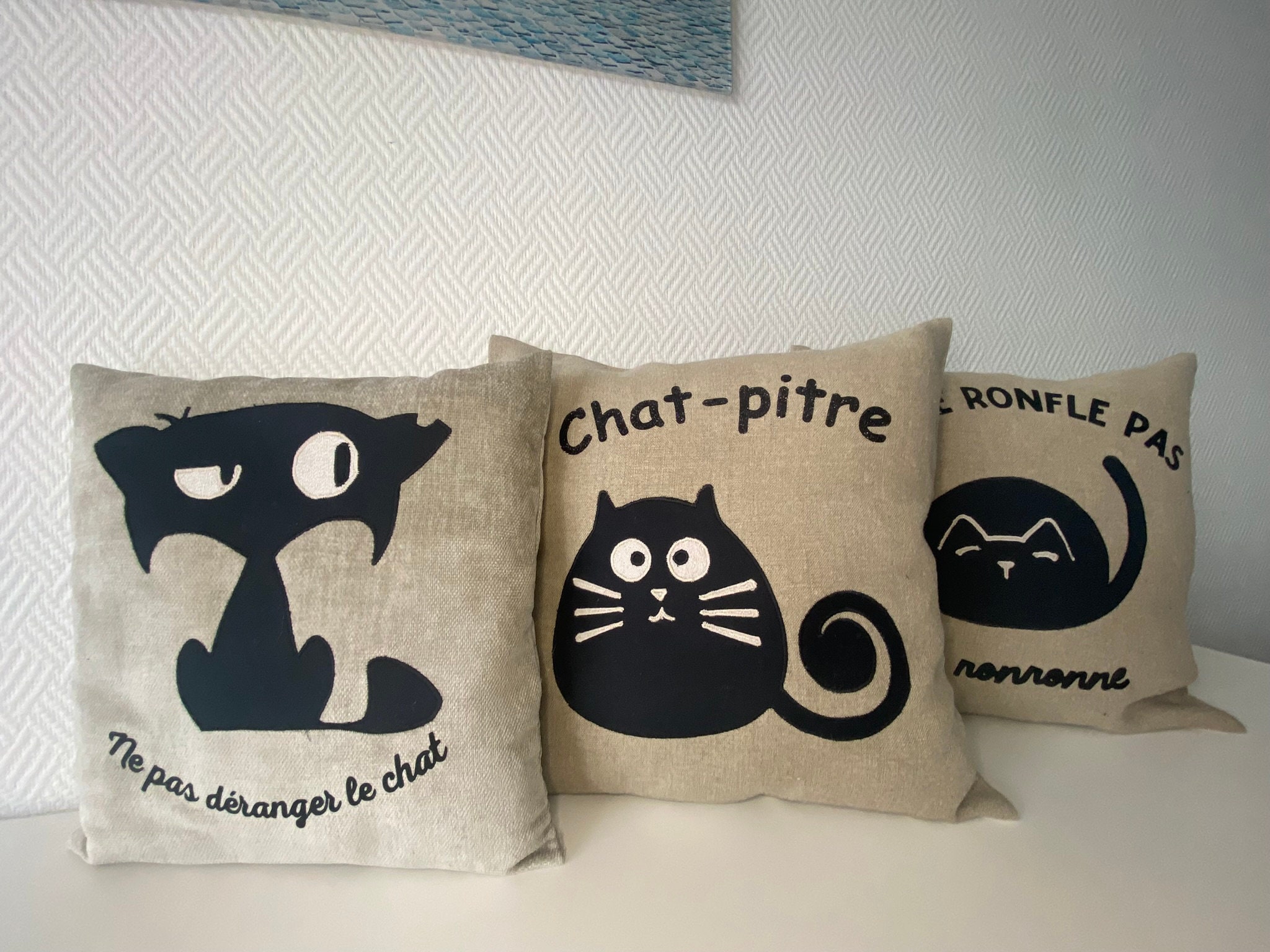 Housse de coussin beige avec broderie Chat et inscription j'habite chez ...