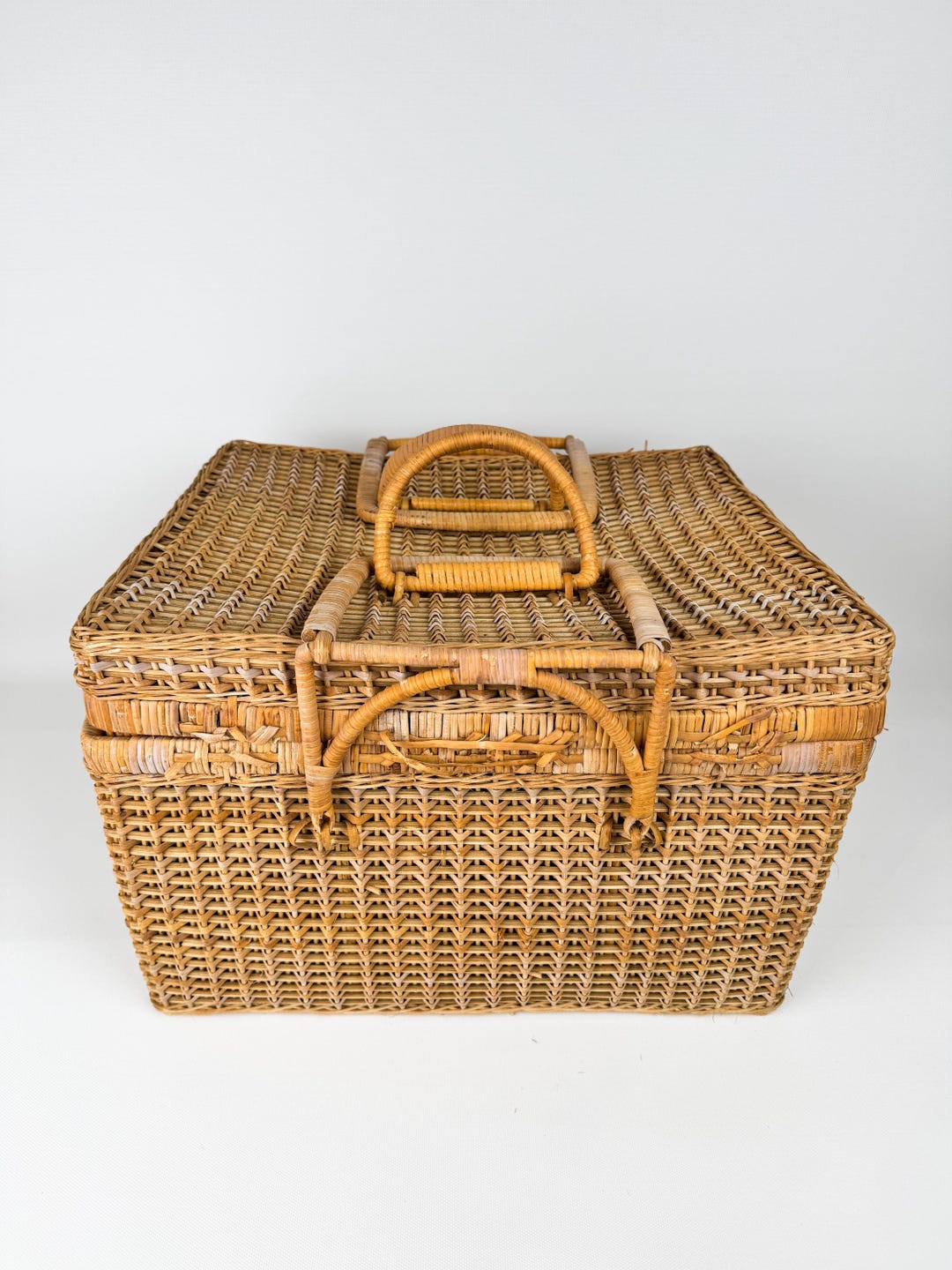 Vintage Wicker Picnic Basket - Retro Storage Case, Handwoven Rustic ...