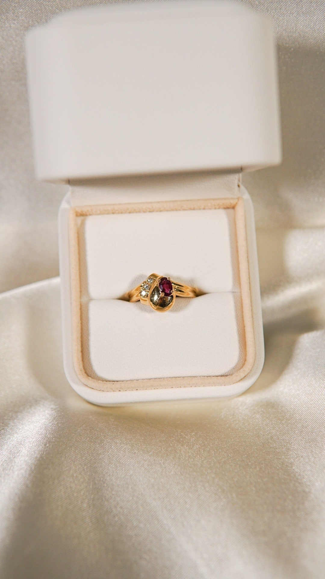 Vintage Garnet Dew Diamond Ring - Etsy