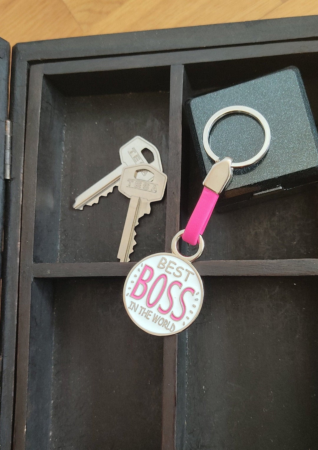 Keychain BEST BOSS in the WORLD pink, lxy accessoires, llavero metal ...