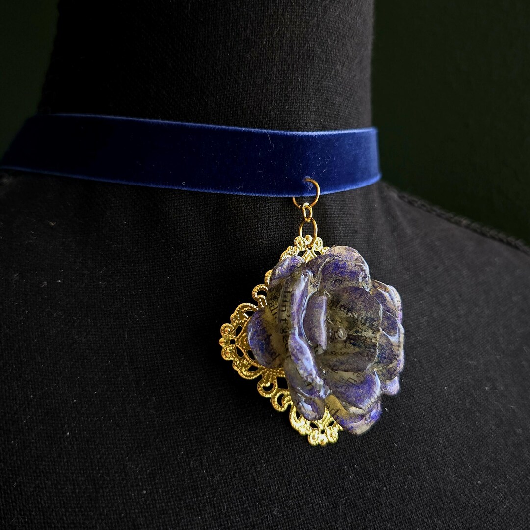 ACOTAR Book Page Rose Choker - A Court of Silver Flames - Etsy