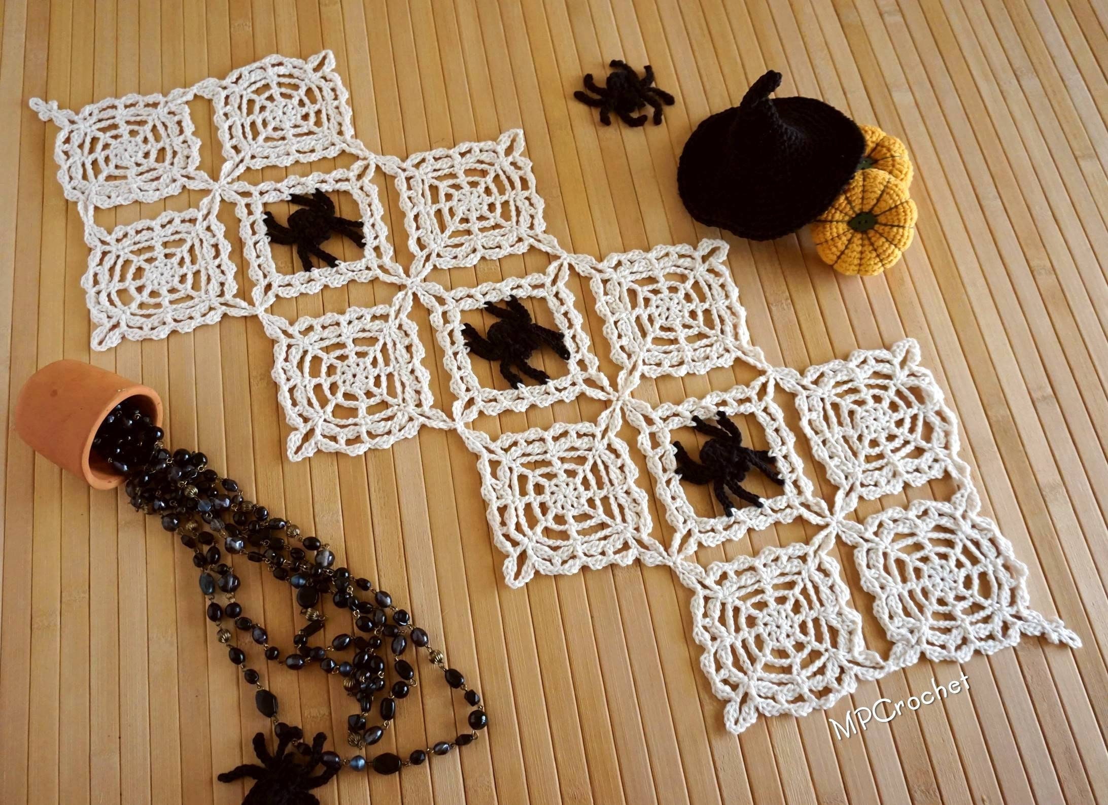 Spider web table runner - Etsy.de