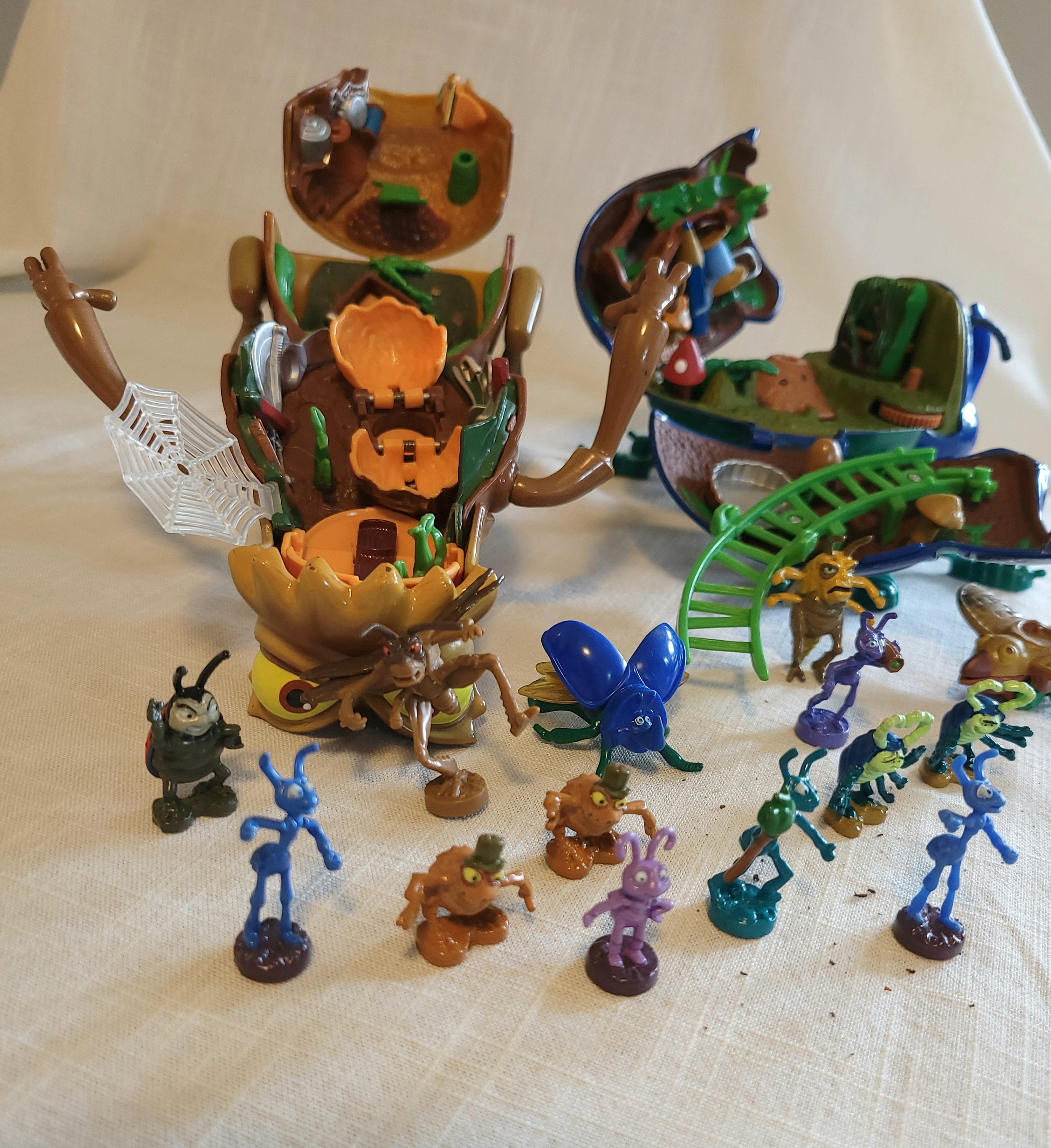 Disney Bug's Life Dim and PT Flea Moveable Playsets 1990's, 12 Little ...