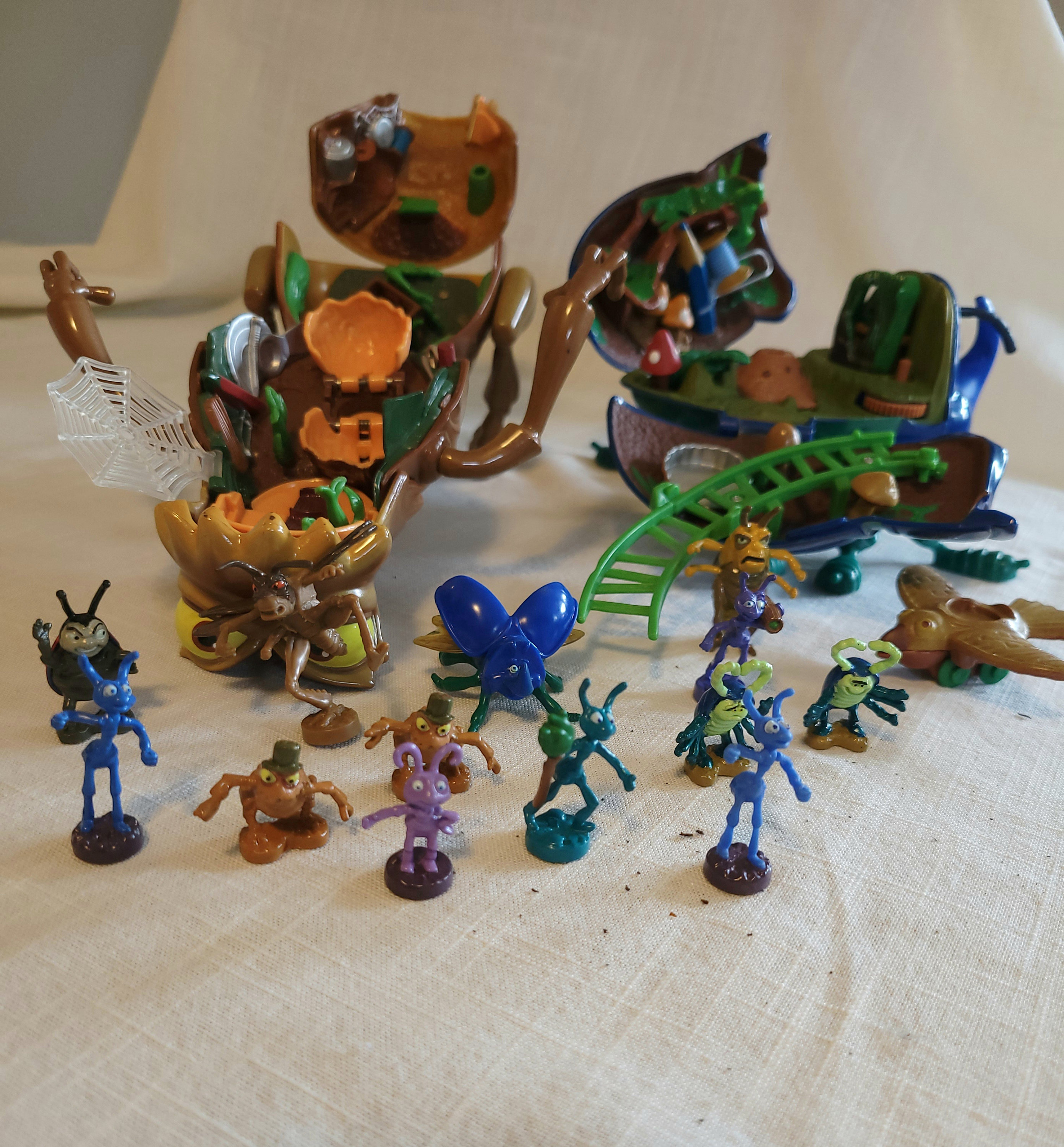 Disney Bug's Life Dim and PT Flea Moveable Playsets 1990's, 12 Little ...