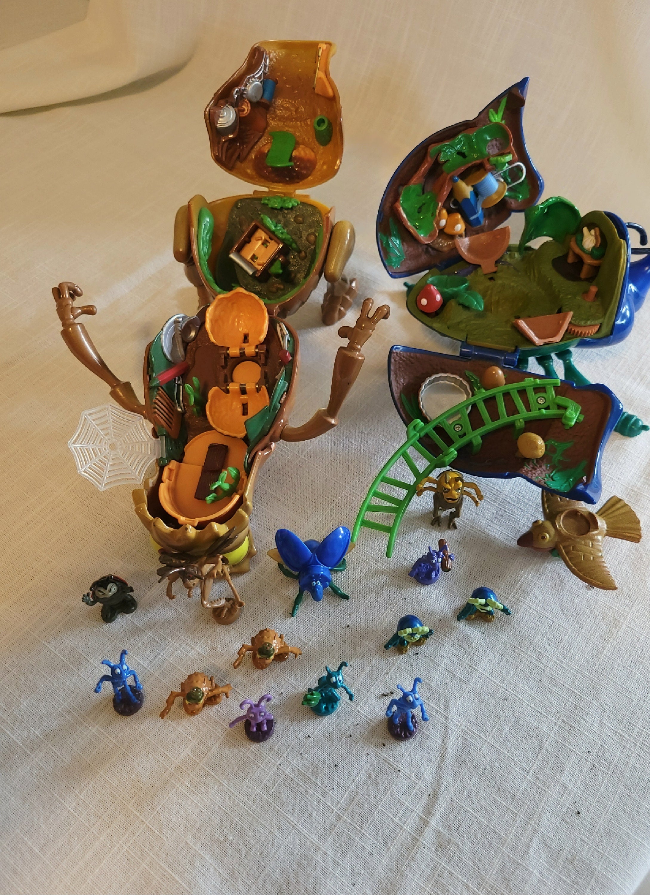 Disney Bug's Life Dim and PT Flea Moveable Playsets 1990's, 12 Little ...