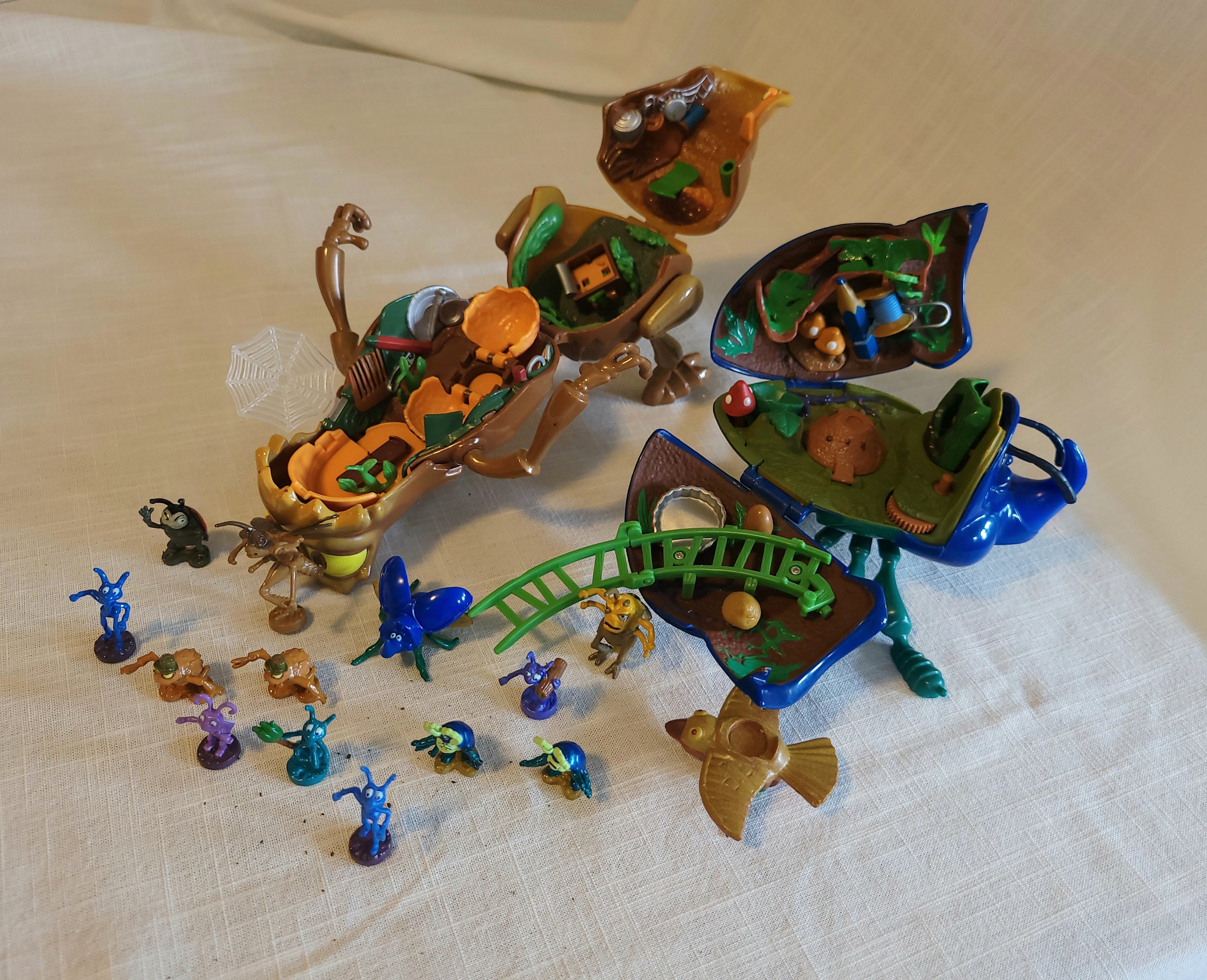 Disney Bug's Life Dim and PT Flea Moveable Playsets 1990's, 12 Little ...