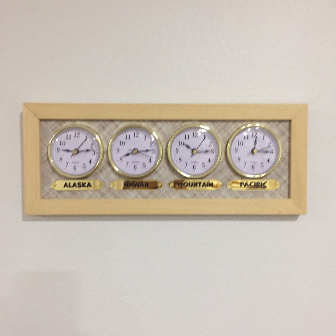 Time Zone Clock. 4 Customizable Zones. Optional Zone Labels. Personal ...