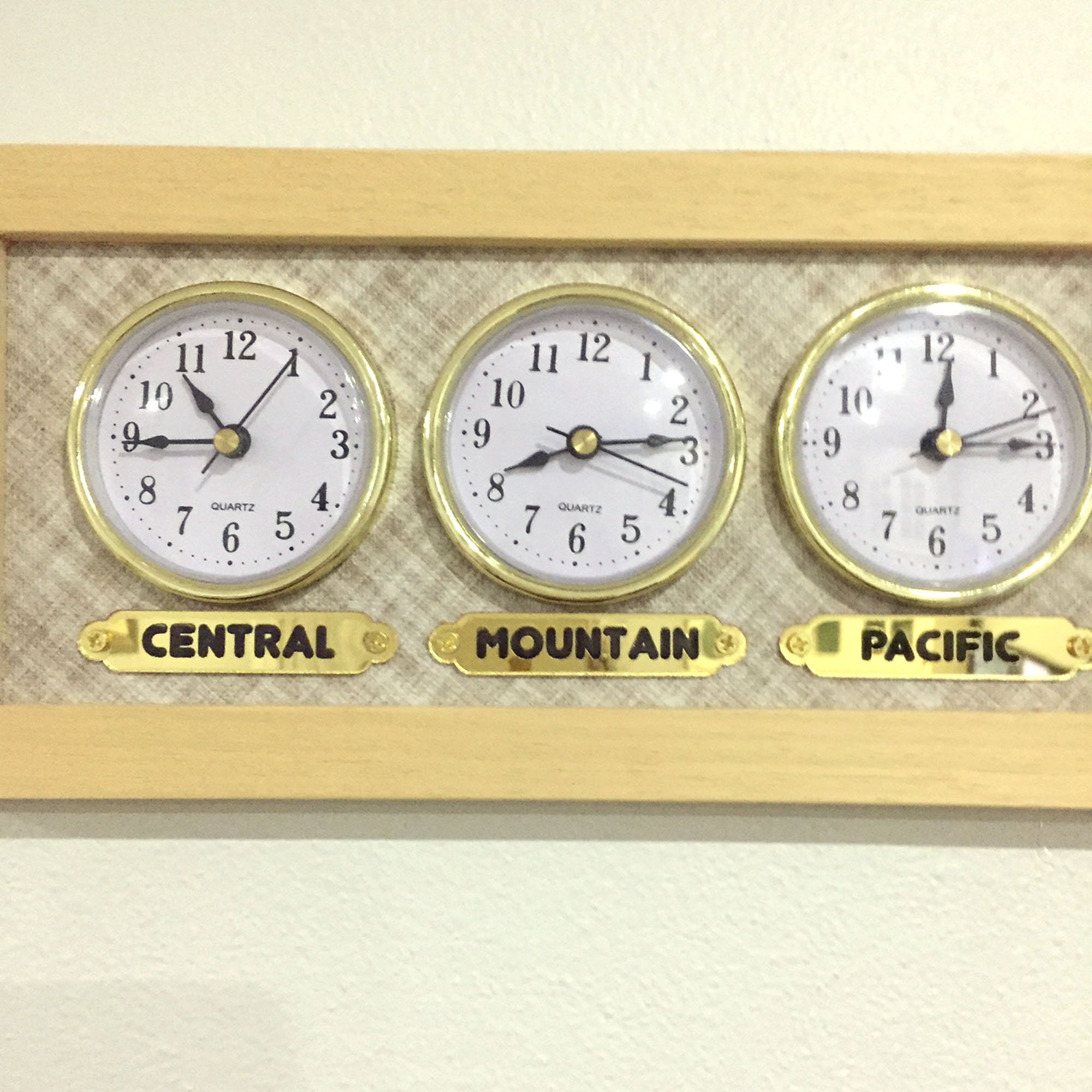 3 Customizable Zones. Time Zone Clock. Optional Zone Labels. Personal ...