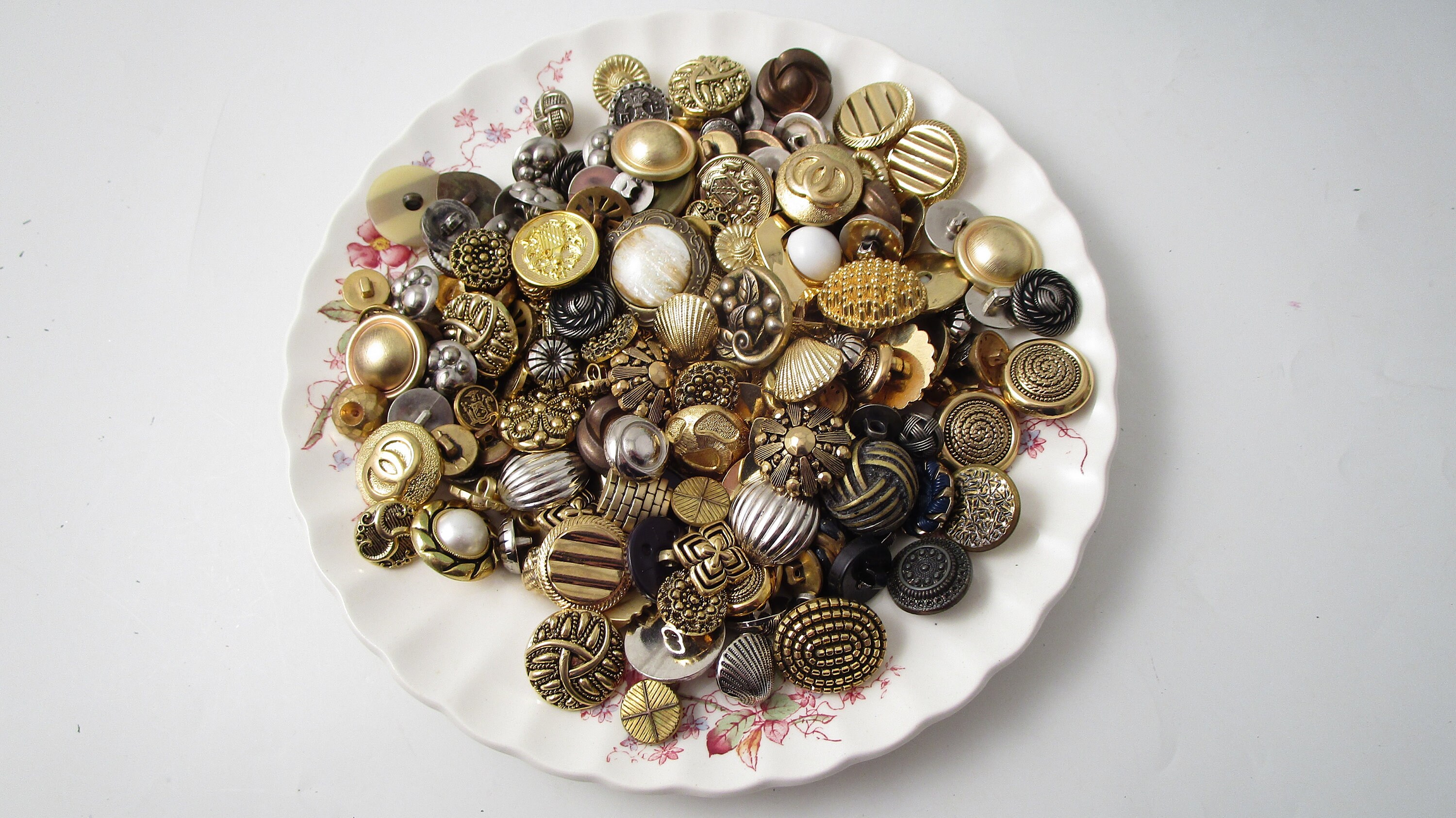 Huge Lot Mostly Newer Plastic & Metal High Quality Designer Buttons ...