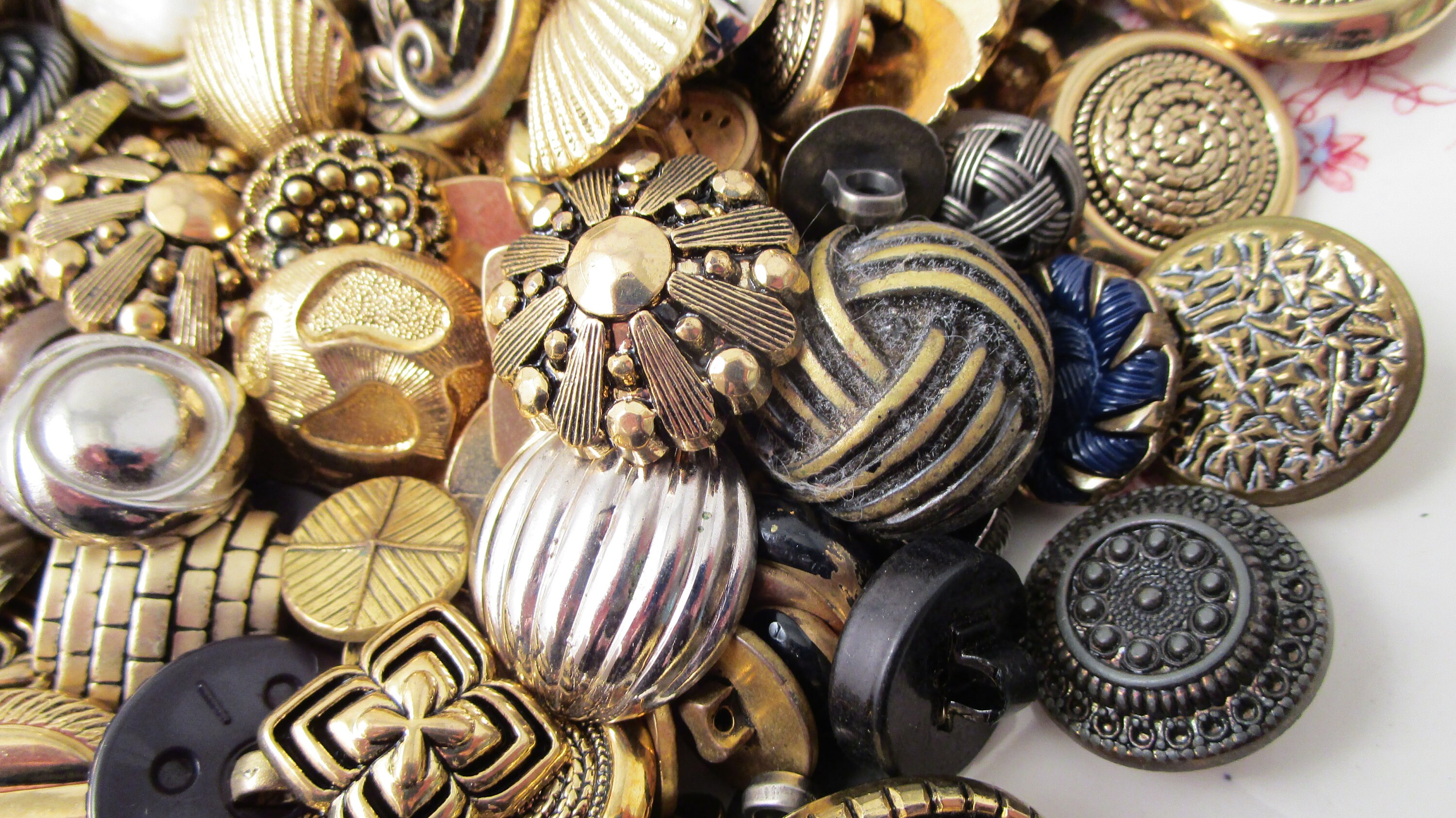 Huge Lot Mostly Newer Plastic & Metal High Quality Designer Buttons ...
