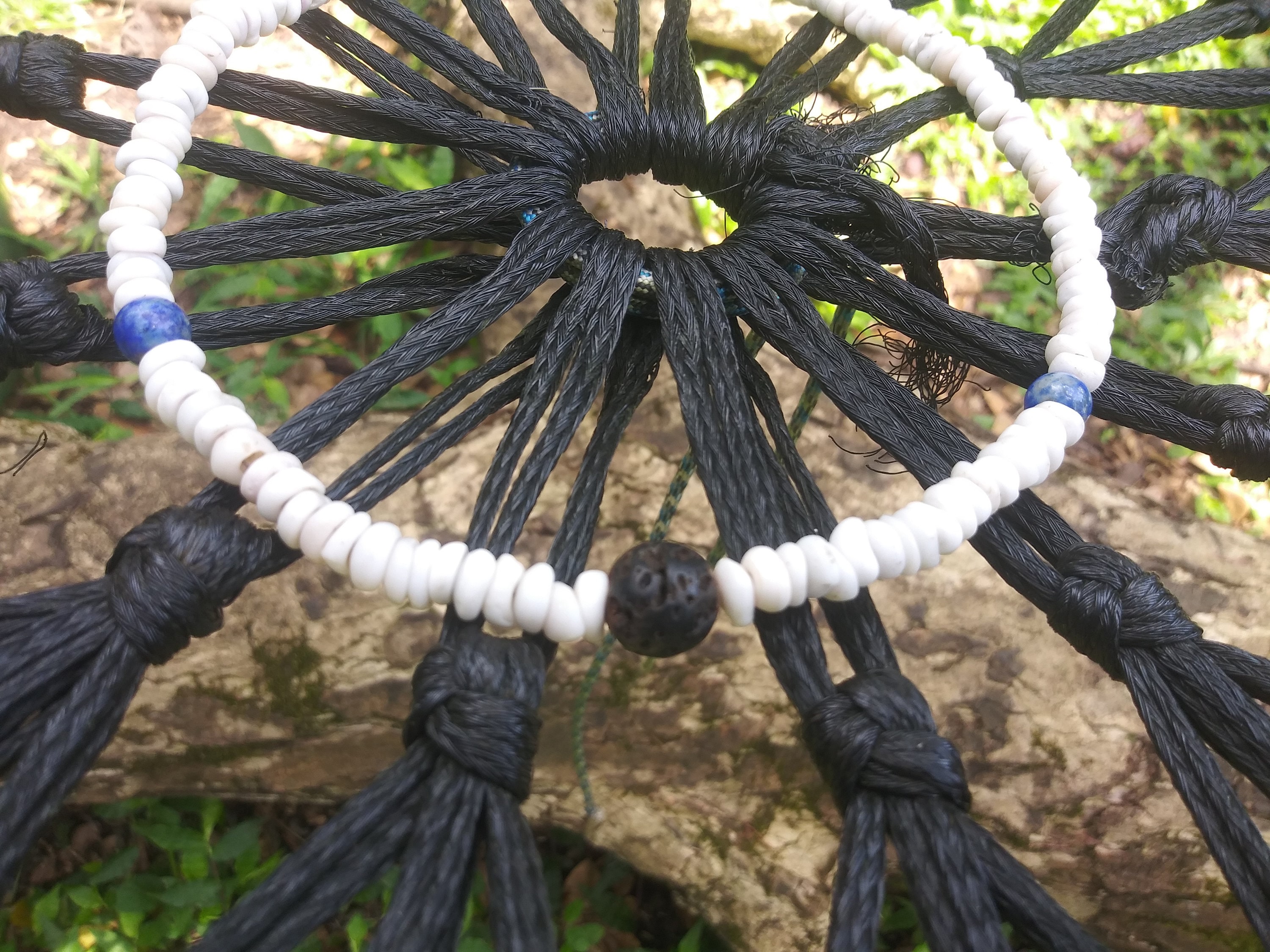 Collar hawaiano de concha Puka con colgante basal y cuentas azules ...