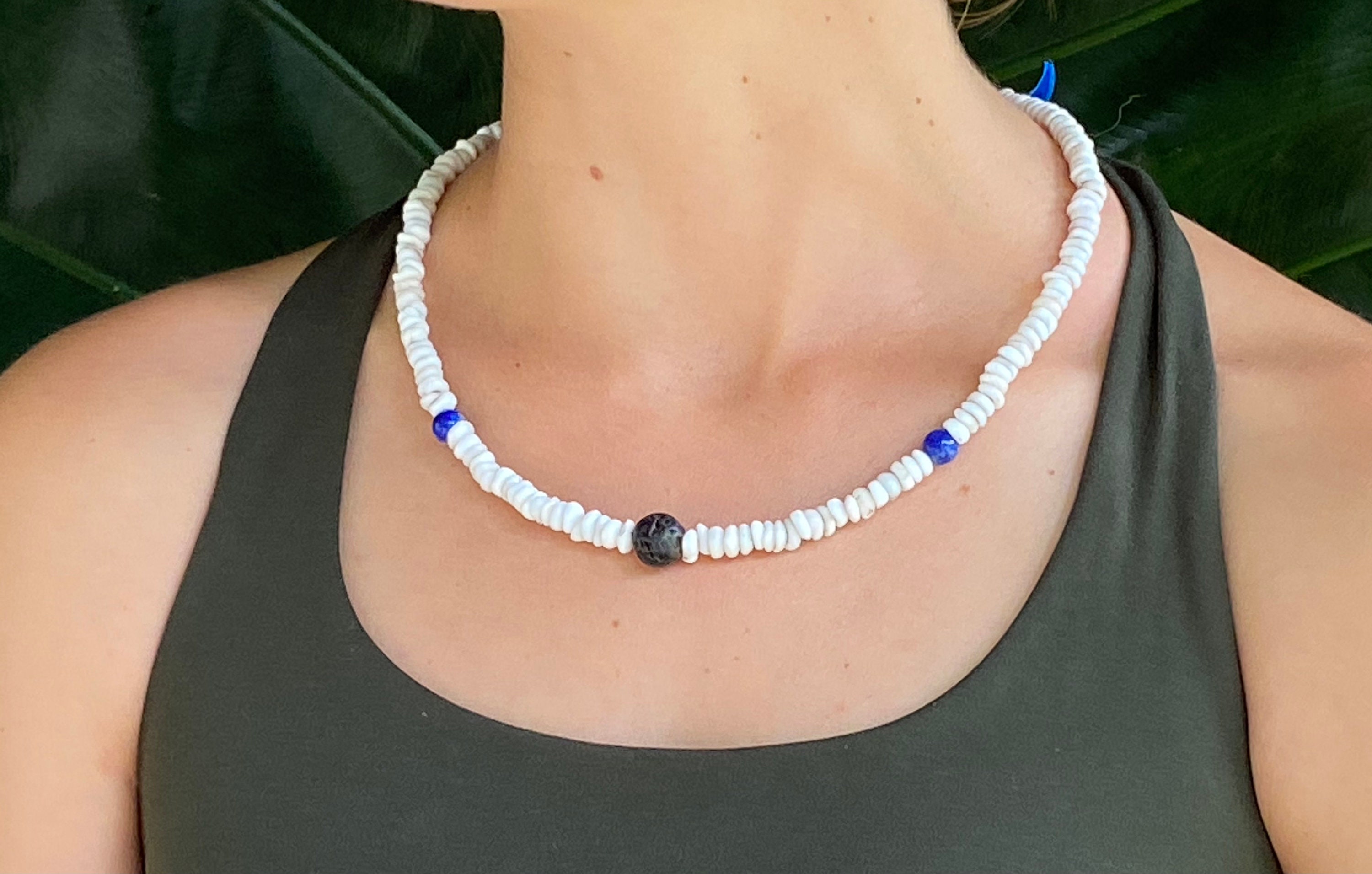 Collar hawaiano de concha Puka con colgante basal y cuentas azules ...