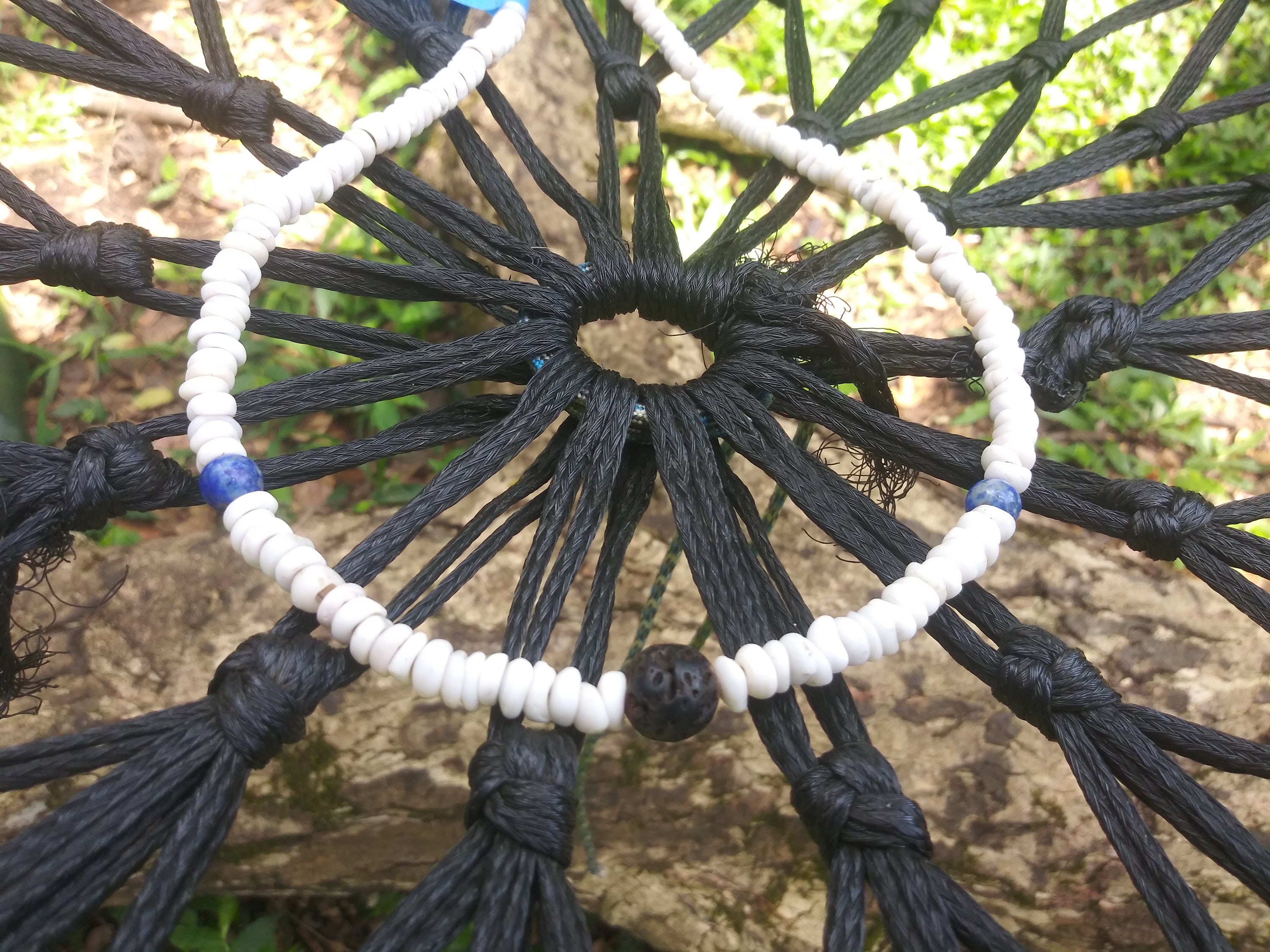 Collar hawaiano de concha Puka con colgante basal y cuentas azules ...