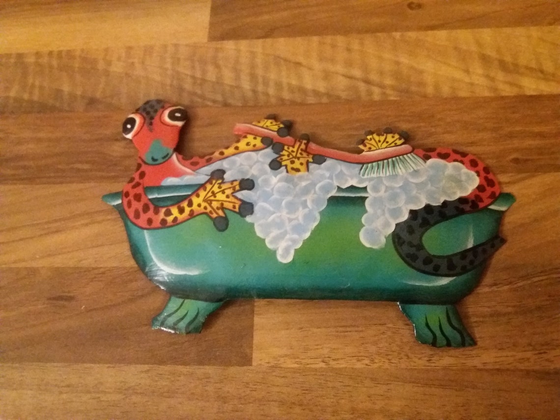 Handgefertigtes Wandbild aus Metall: Bunter Gecko in der Wanne Made in ...