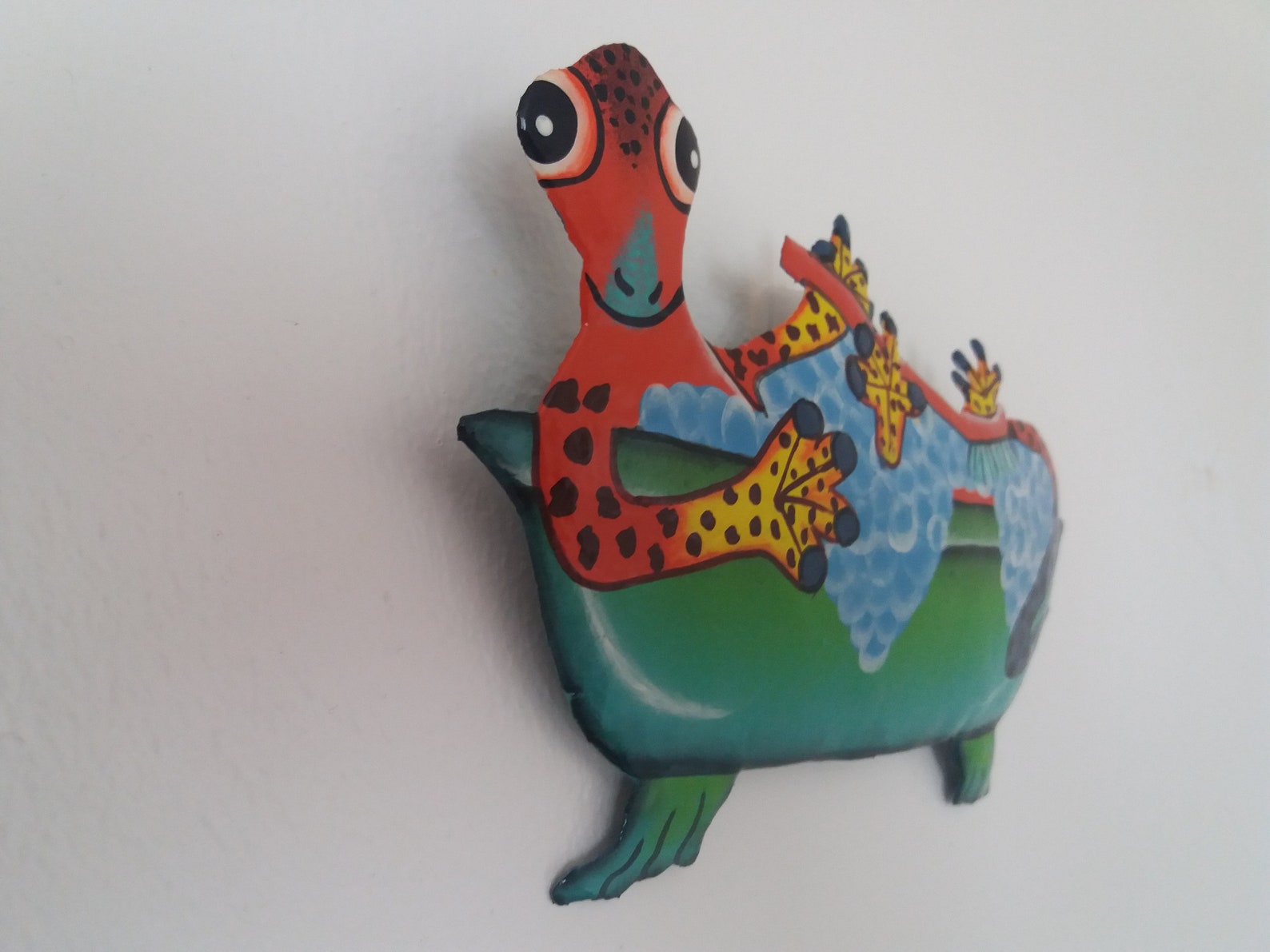 Handgefertigtes Wandbild aus Metall: Bunter Gecko in der Wanne Made in ...