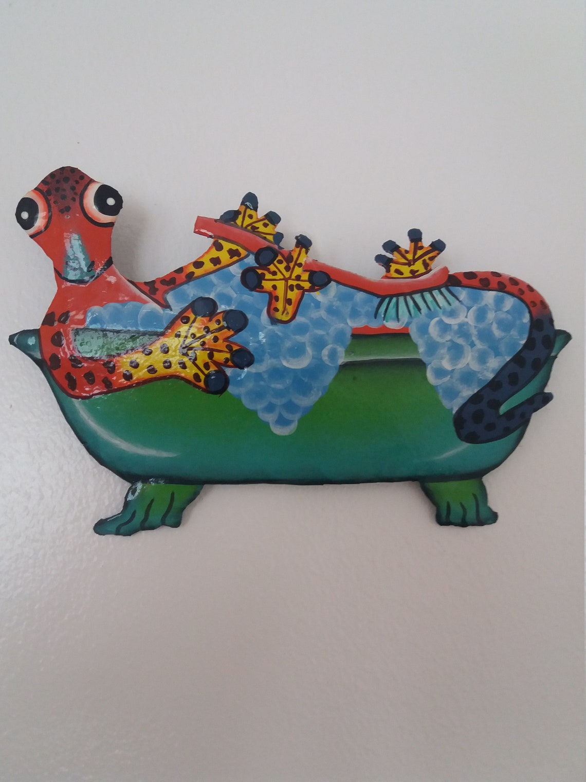 Handgefertigtes Wandbild aus Metall: Bunter Gecko in der Wanne Made in ...