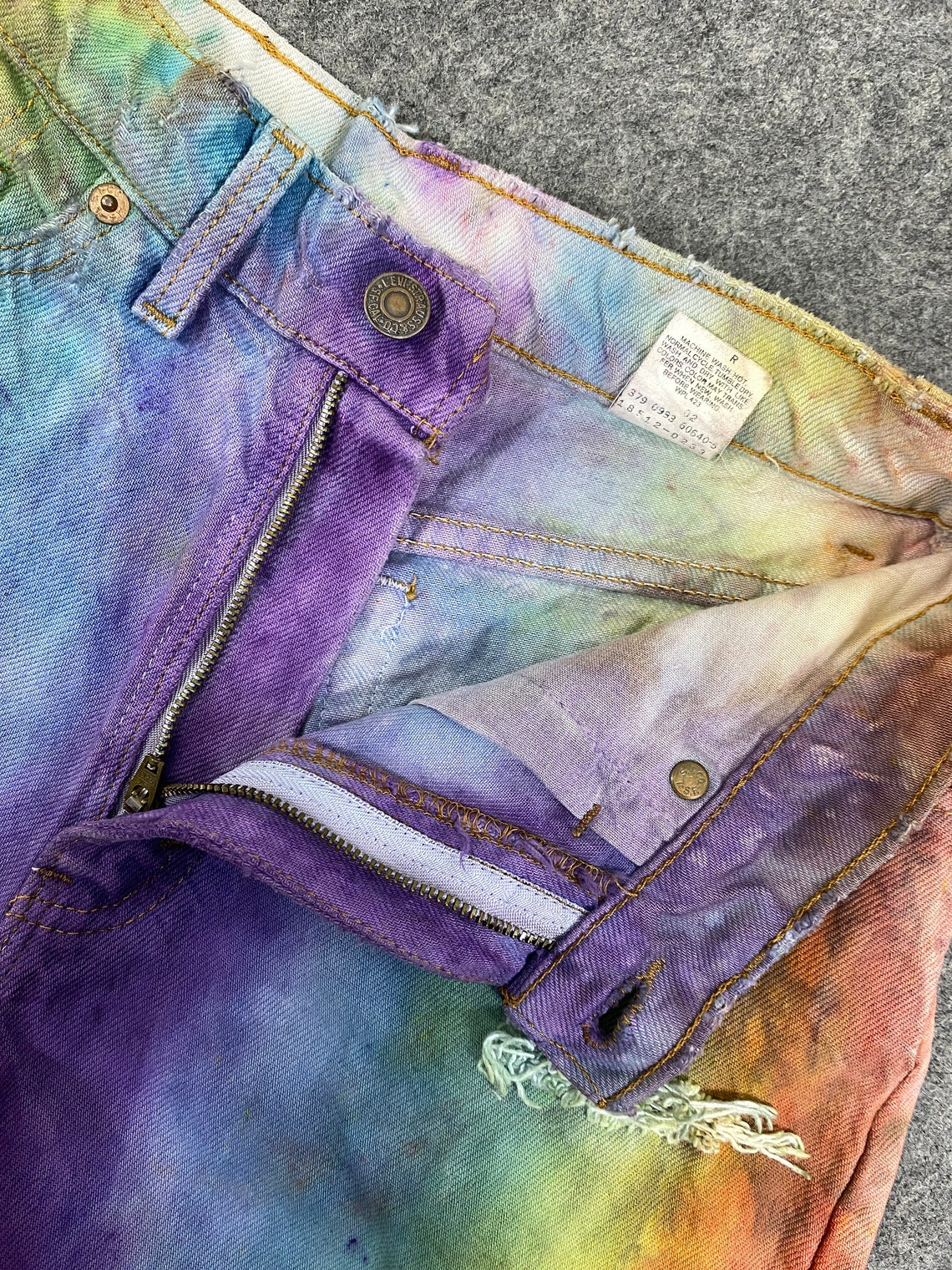 26x2.5 Dye Rainbow Vintage Levi's Short Jeans JN3357 Blue Distressed ...