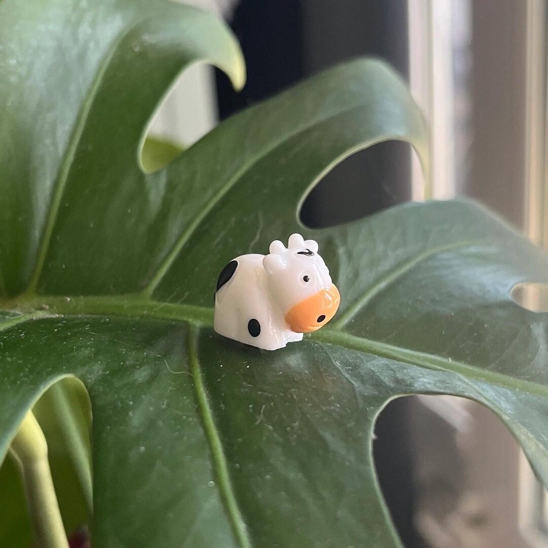 Spotted Cow Plant Safe Magnet for Leafy Plant Lovers. Rests on Leaf ...