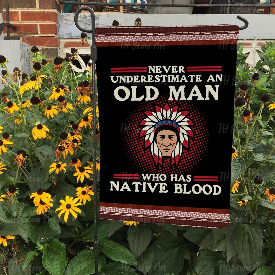 Drapeau de la fête des Amérindiens du vieil homme de sang autochtone ...