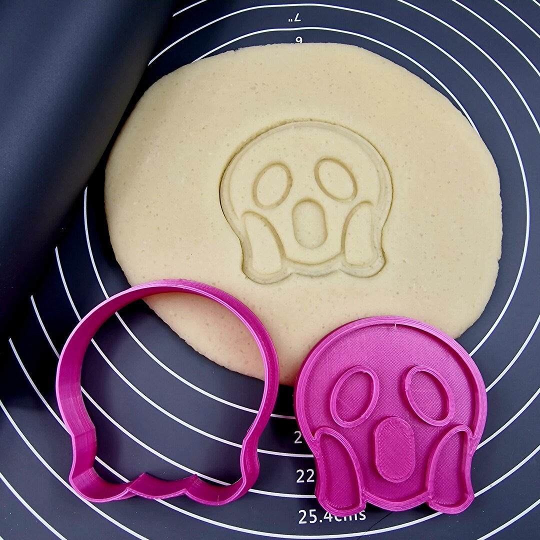 Face Screaming in Fear Emoji Cookie Cutter Outline Cookie Cutter ...
