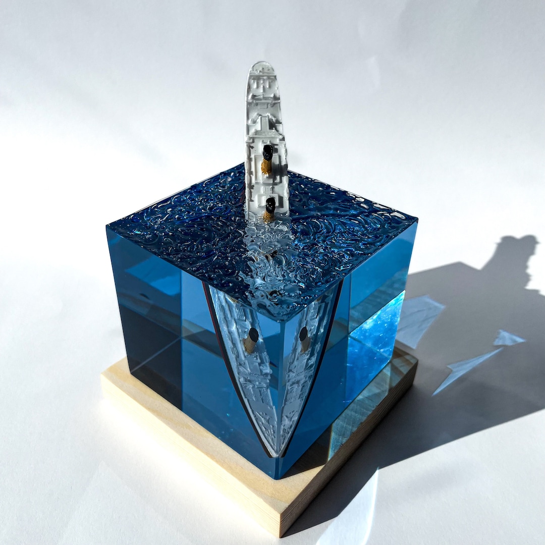 Titanic Sinking Diorama Epoxy Resin Lamp, Titanic Diorama, Titanic ...