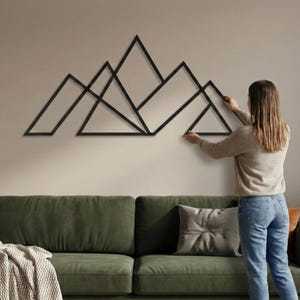 Moderna decorazione murale in metallo raffigurante una montagna ...