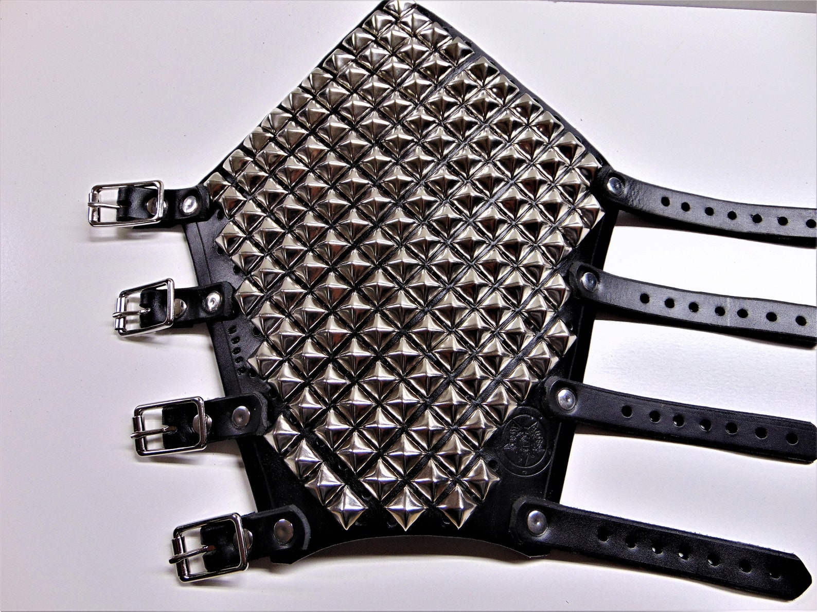 DIAMOND HEAD Full Silver Pyramid Studded Genuine Leather Gauntlet ...