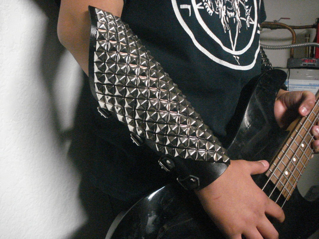 DIAMOND HEAD Full Silver Pyramid Studded Genuine Leather Gauntlet ...