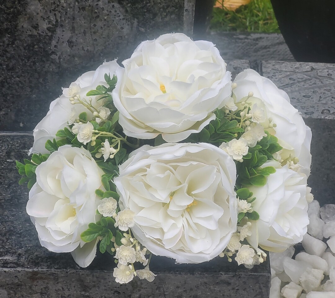 GRAVE FLOWERS - Ivor Rose & Gypsophilia Arrangement With Foliage in ...