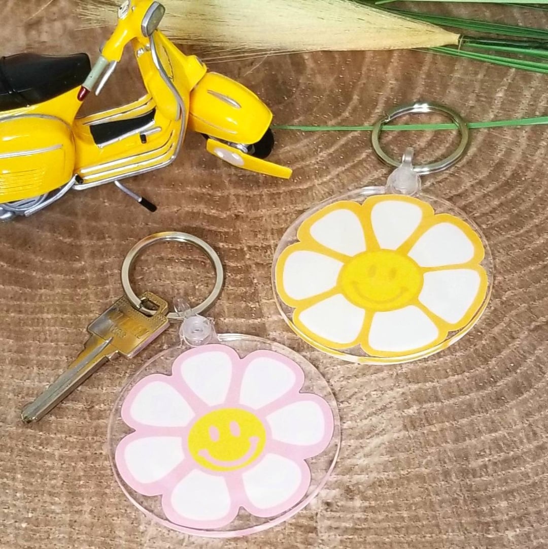 Preppy Daisy Keychain, Happy Face Keychain, Cute Car Accessories for ...