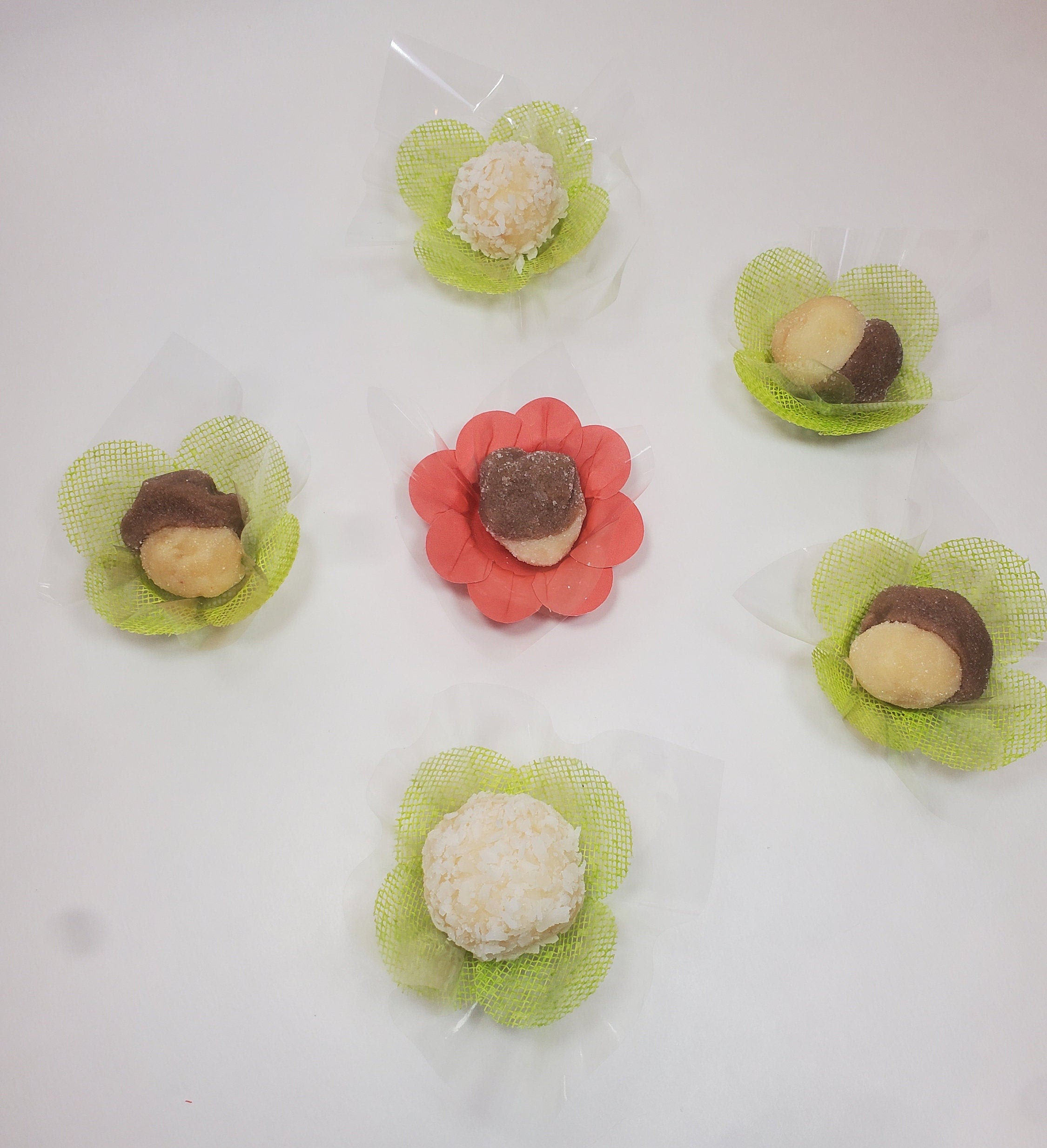 25 Dainty Flower Shaped Truffle Holders - Forminhas De Brigadeiro - Etsy