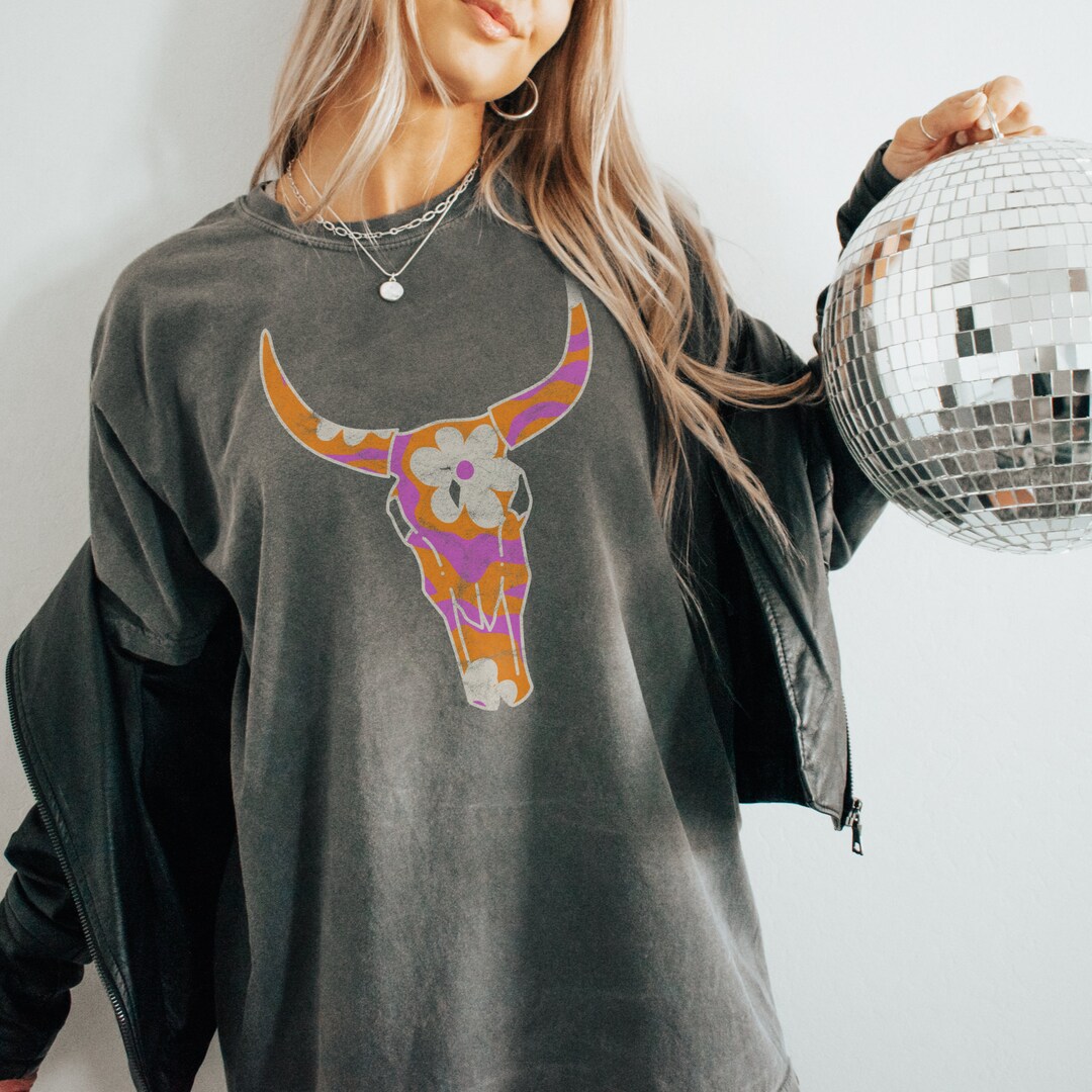 Retro Daisy Bull Skull Western Graphic Tee Hippie Floral Vintage Look ...
