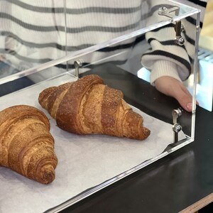 Acrylic Display Case for Baked Goods and More for Cafes and Restaurants ...