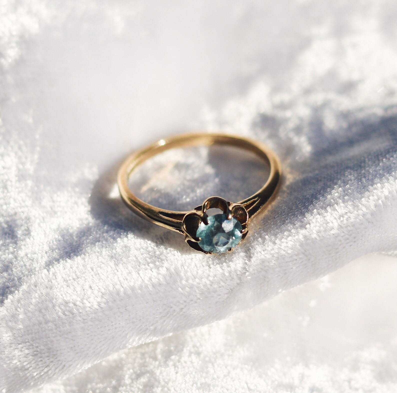 Vintage Aquamarine Buttercup Belcher setting ring. | Etsy