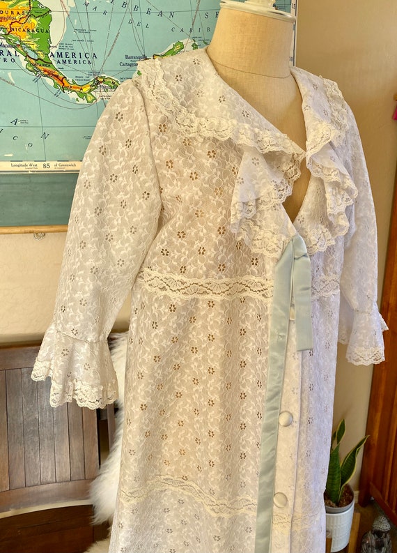 Vintage Alice Maloof Lace Ruffle Housecoat Bathrobe D… - Gem