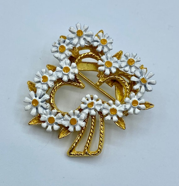 Vintage daisy brooch, boho daisy pin, hippie daisy pi… - Gem