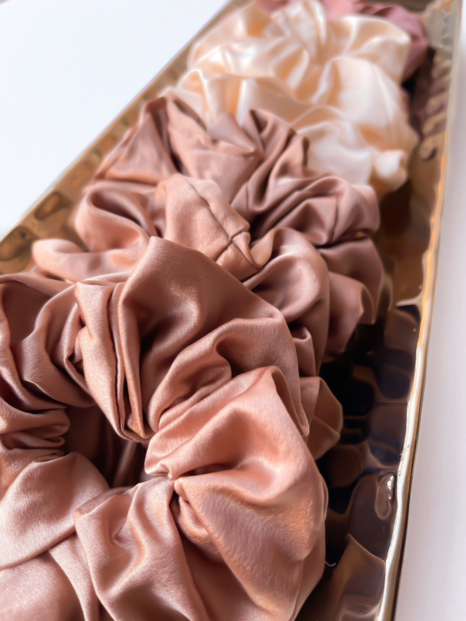 Luxus Scrunchies aus Reiner Seide | Seiden Scrunchies, Maulbeerseide ...