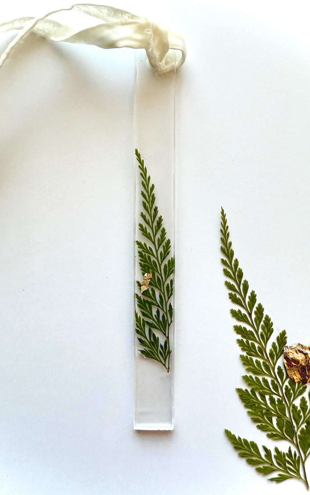 Small Fern Floral Resin Botanical Bookmark With Gold Leaf Flakes - Etsy