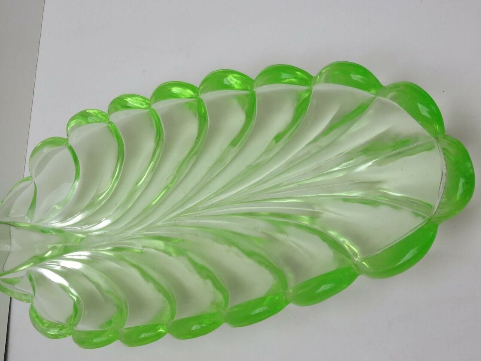 Vintage verde plomo diseño vidrio prensado que sirve platos 1 1/2 84DG ...