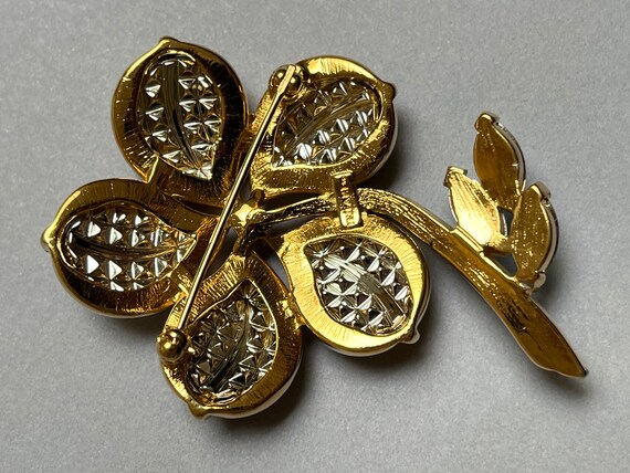 Beautiful Trifari Violet invisible set Flower Pin - Gem