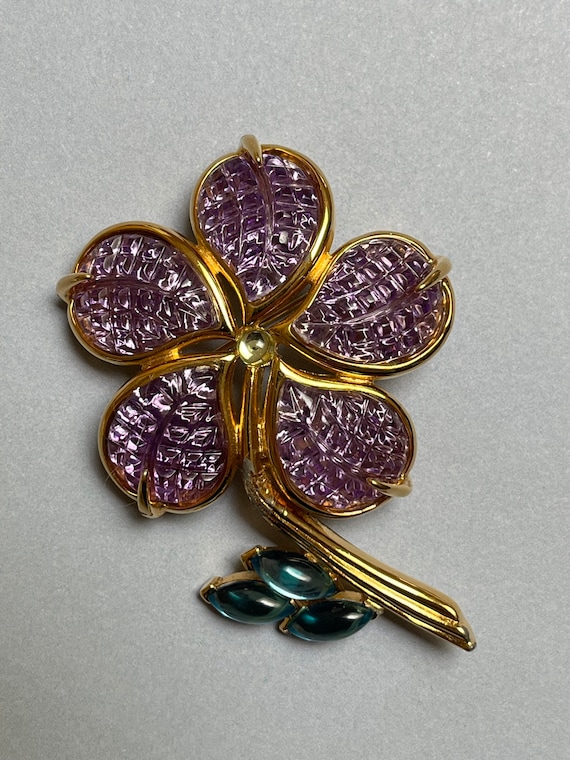 Beautiful Trifari Violet invisible set Flower Pin - Gem
