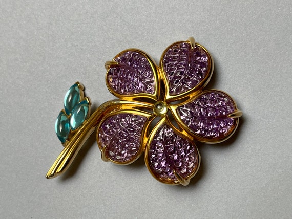 Beautiful Trifari Violet invisible set Flower Pin - Gem
