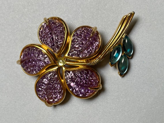Beautiful Trifari Violet invisible set Flower Pin - Gem