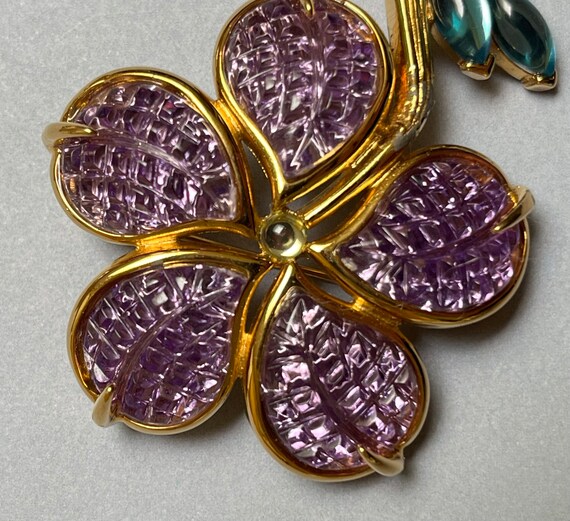 Beautiful Trifari Violet invisible set Flower Pin - Gem