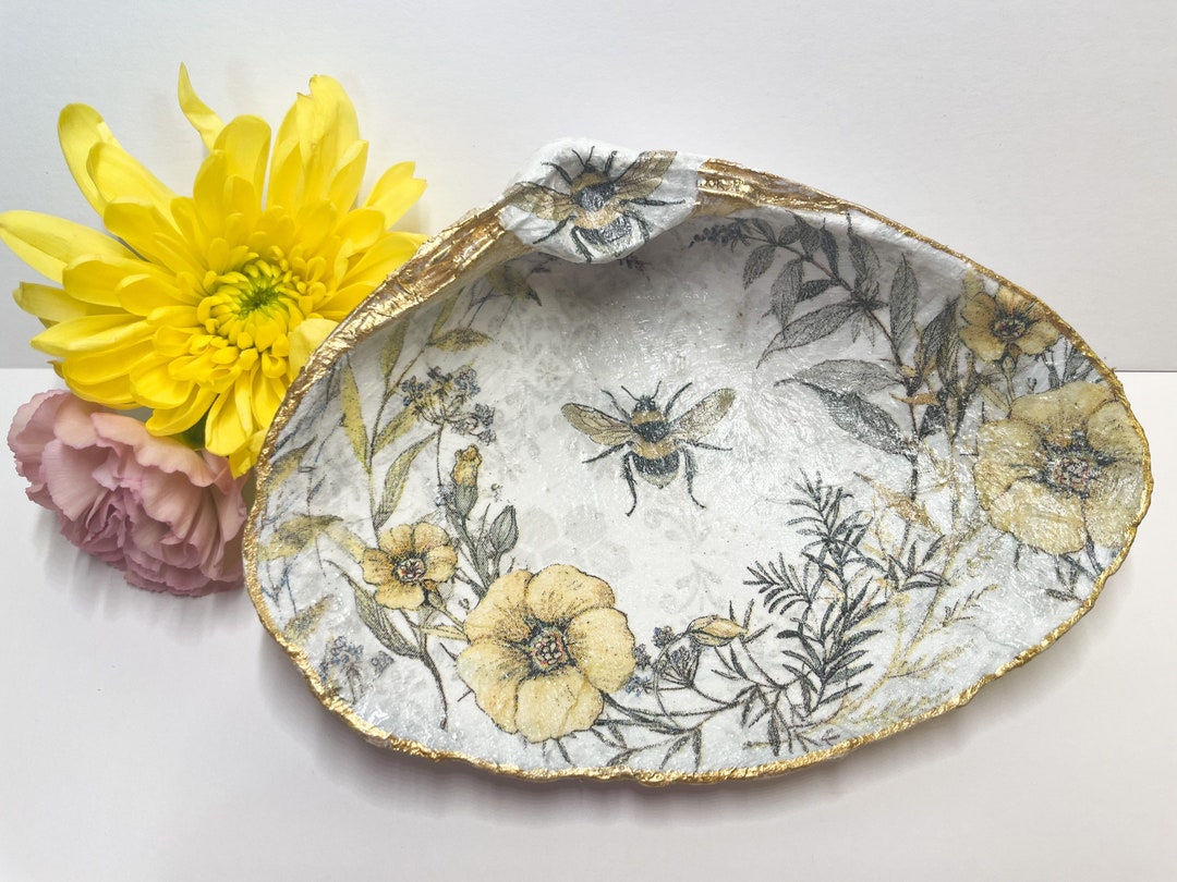 Bee Zeeeee …. Decoupage Clam Shell - Etsy
