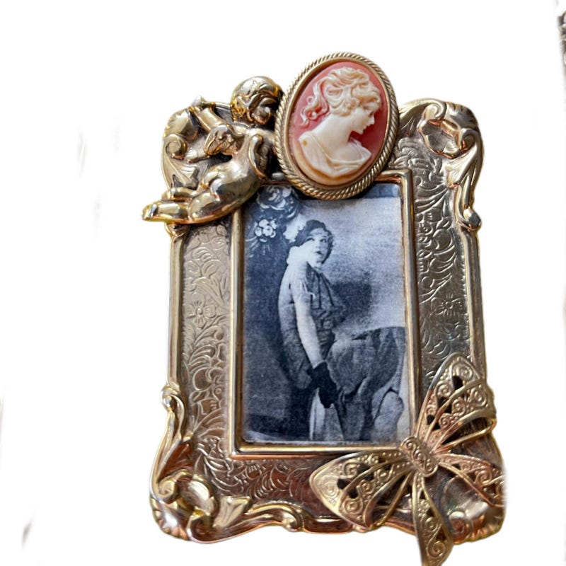 Vintage Brooch Picture Frame - Etsy UK