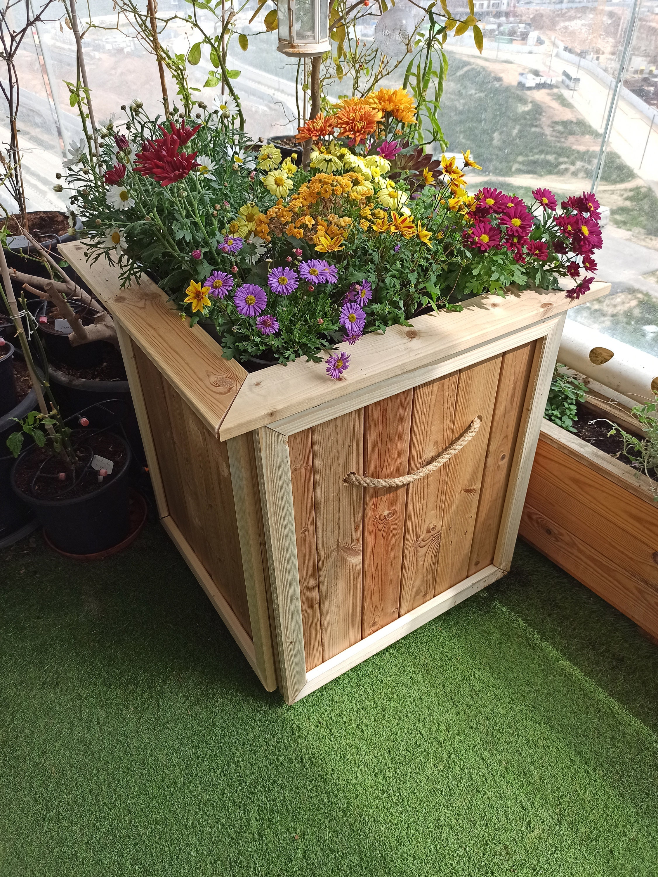 DIY Hose Holder With Pallet Wood Planter,build a Unique DIY File, a ...