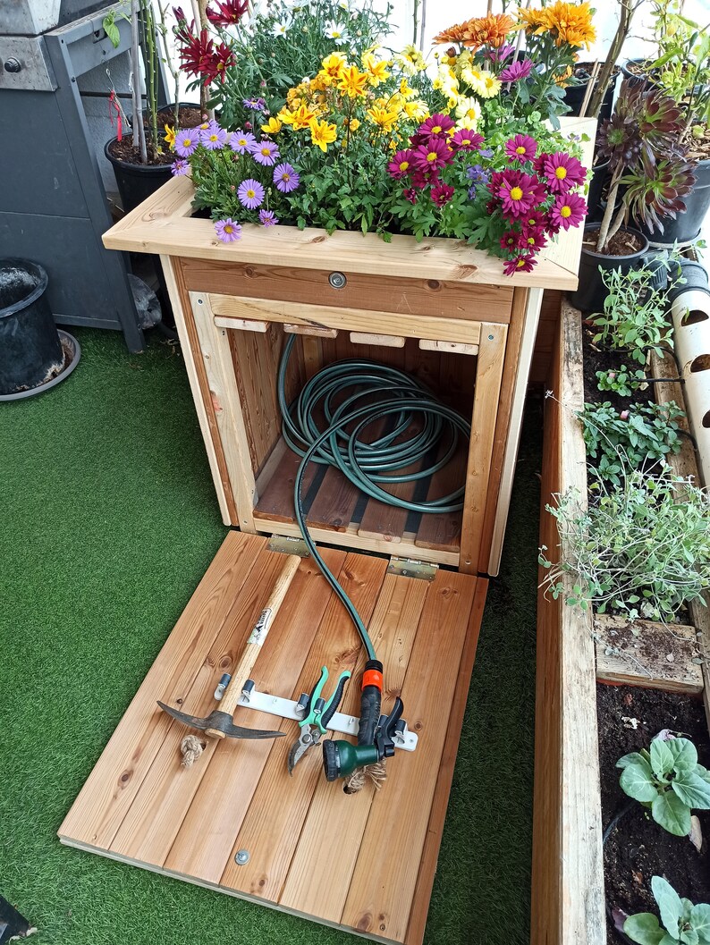 DIY Hose Holder With Pallet Wood Planter,build a Unique DIY File, a ...