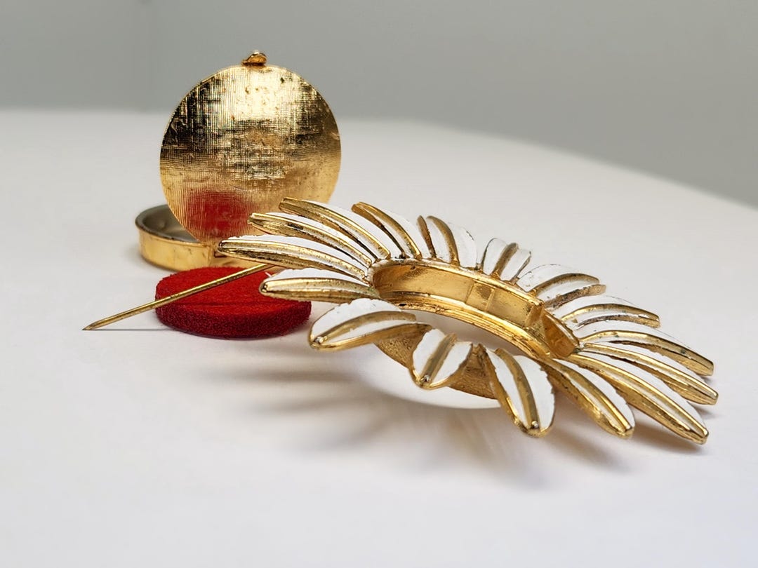 Retired Avon Rapture Daisy Flower Perfume/stash Brooch 1970s signed no ...